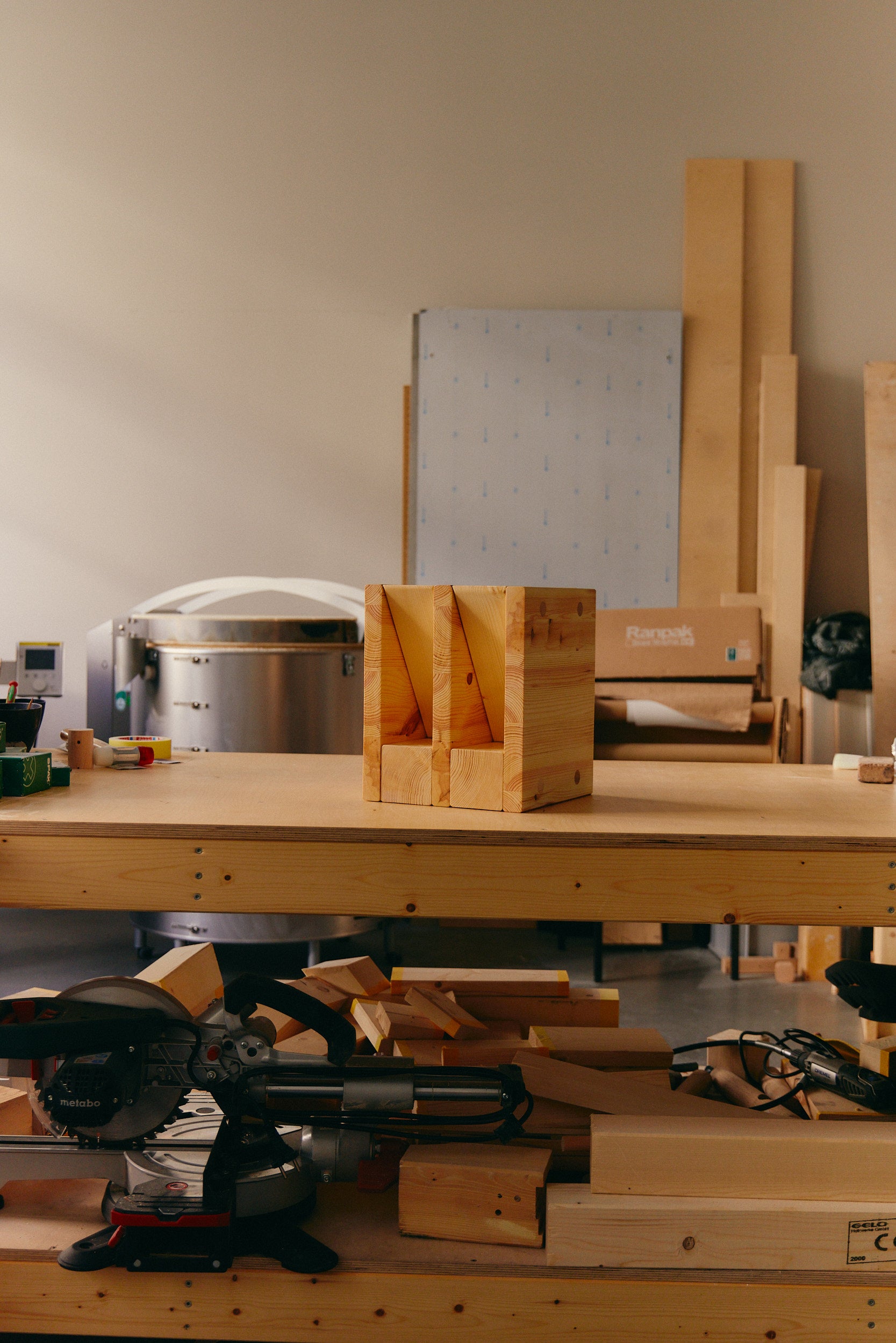 N08F002 – Yellow Nose Studio