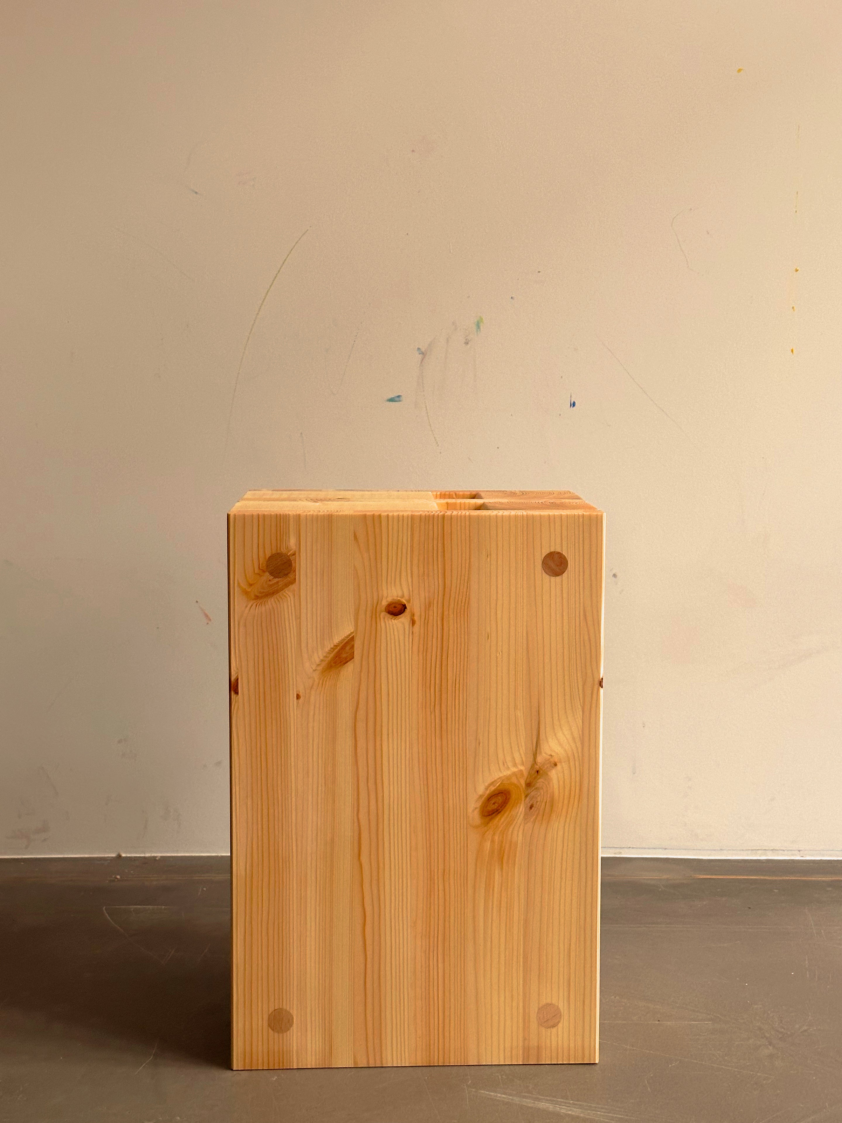 N08F011 – Yellow Nose Studio